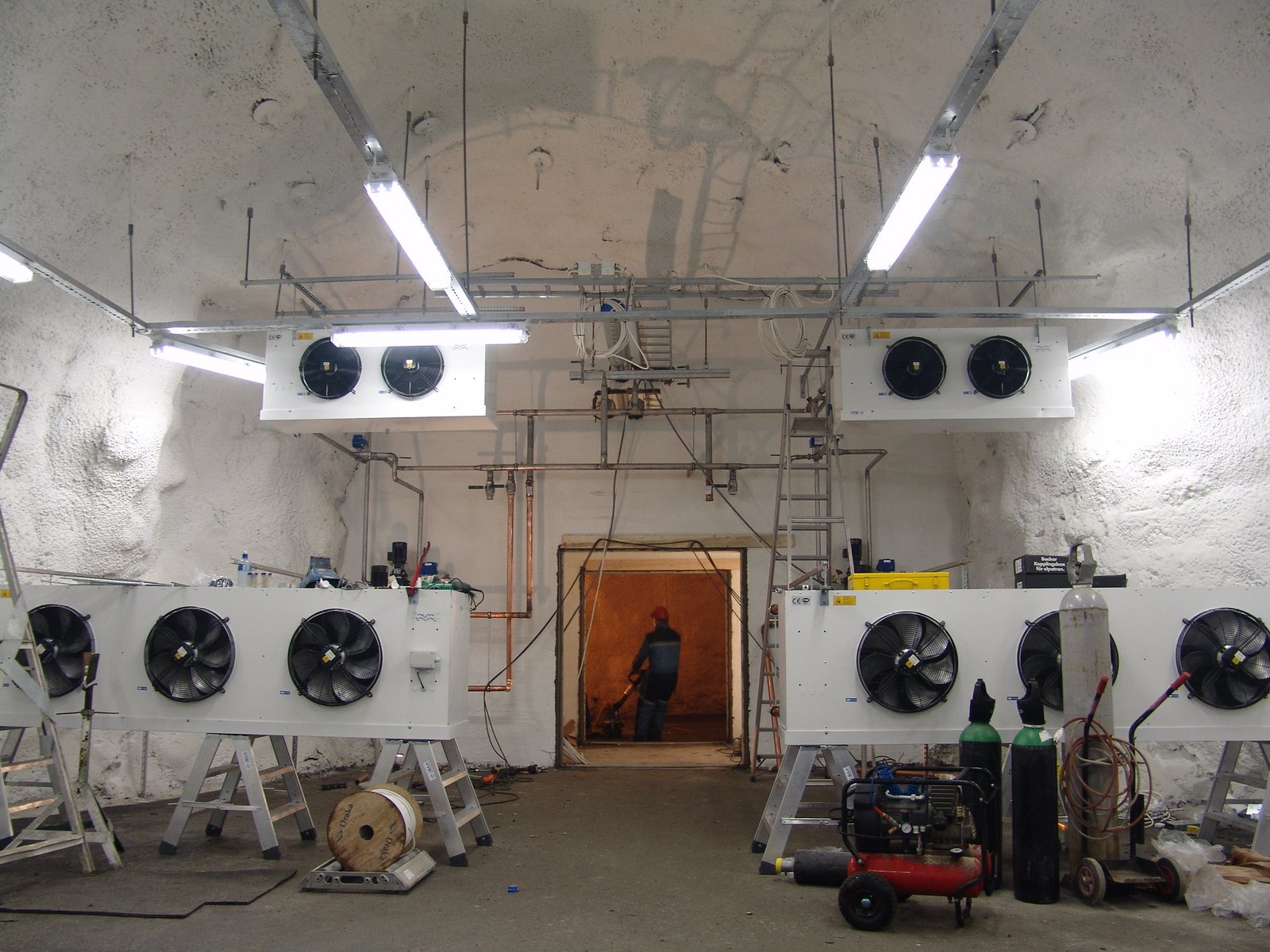 Chiller Solutions: Optimizing Cooling Systems for Commercial Efficiency